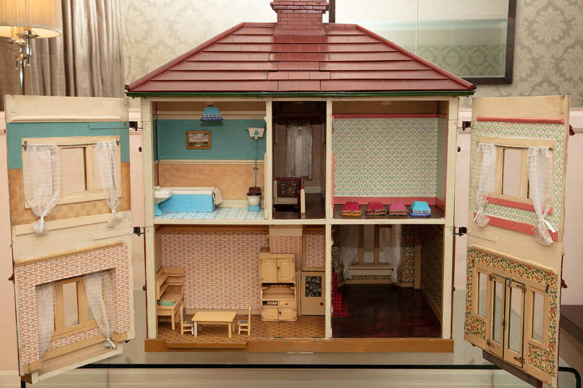 Vintage Double-Sided Dolls House from 1929 - Antiquedollshouse